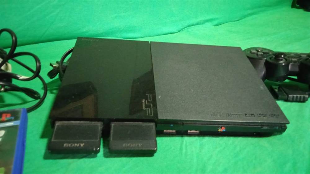 Console PS2 + 2 giochi vintage - in vendita a Napoli