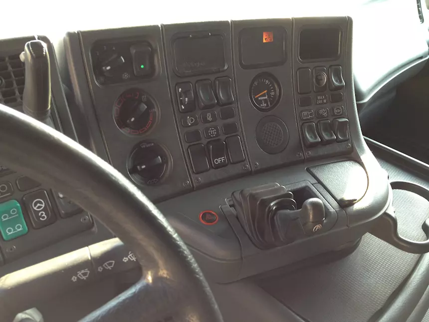 Scania 340 114L con pedana idraulica e telecomando, km 637.019 - Salerno