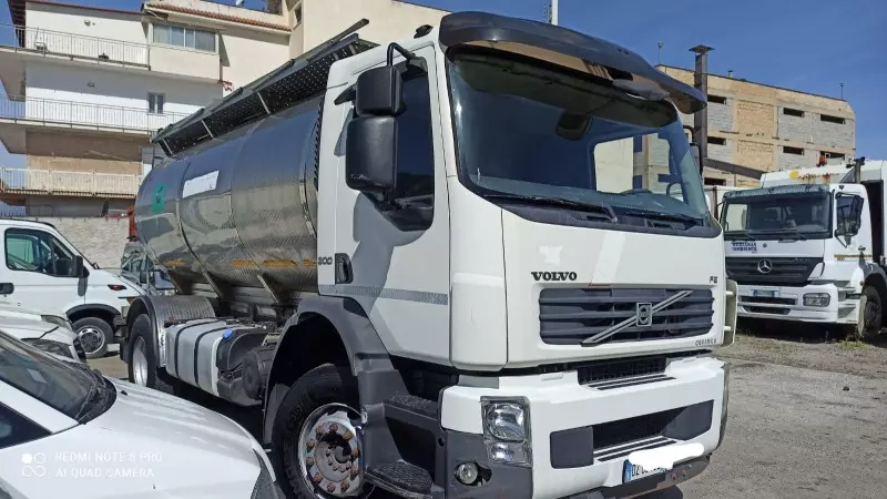 Volvo FE 300 cisterna trasporo liquidi limentati Anno 2009 - Palermo