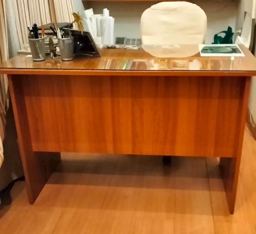 Scrivania con tre cassetti + sedia girevole - Mobili Soggiorno a Caserta