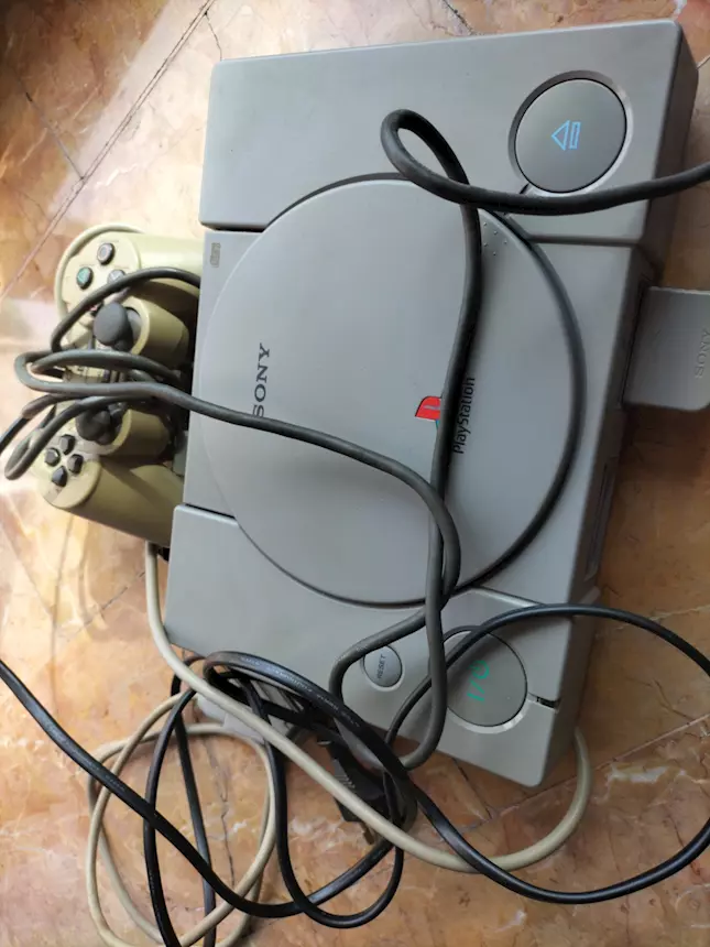 PlayStation 1 Sony originale e due CD, in ottime condizioni - Genova