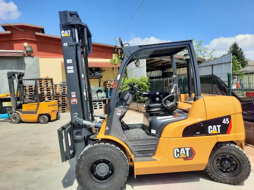 CAT DP45N Pari al nuovo - Muletti e Carrelli Elevatori a Torino