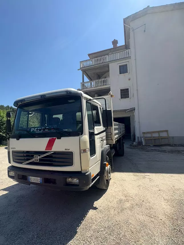 Volvo FL 250 anno 2002 cassane ribaltabile Km 470000, cambio manuale ...