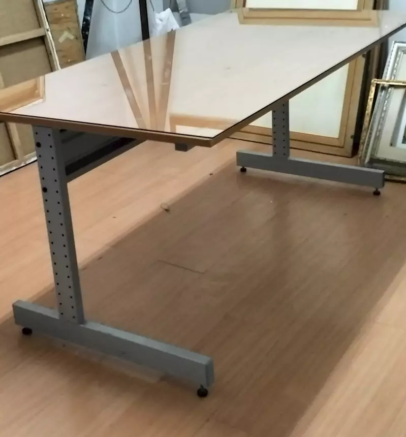 Scrivania con tre cassetti + sedia girevole - Mobili Soggiorno a Caserta